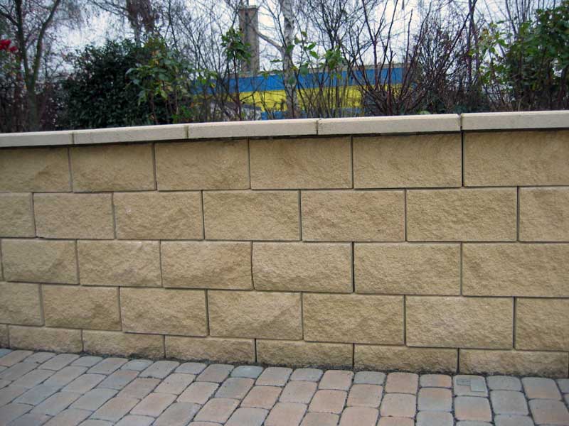 Betonsteinmauer im Garten - U. Bach Gartenbau Landschaftsbau aus Troisdorf