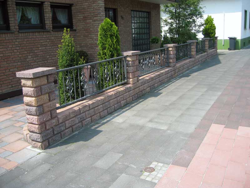 Betonsteinmauer im Garten - U. Bach Gartenbau Landschaftsbau aus Troisdorf