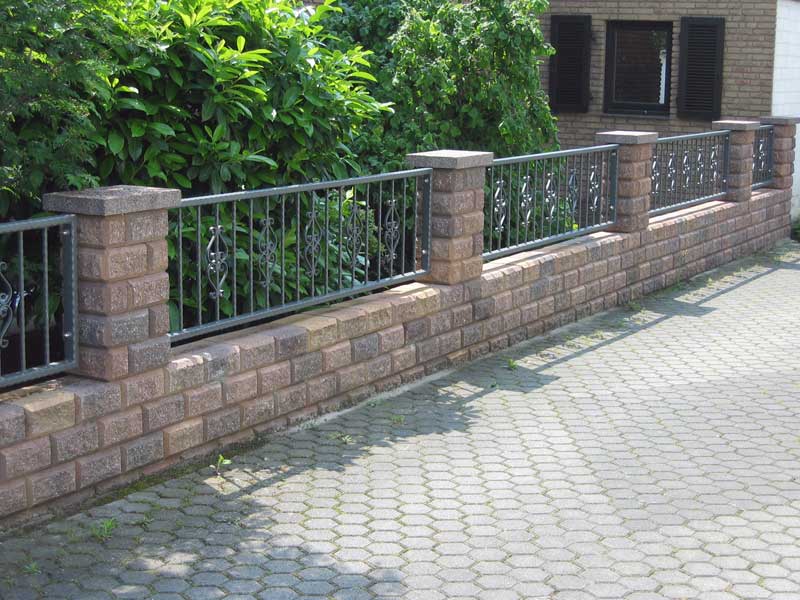 Betonsteinmauer im Garten - U. Bach Gartenbau Landschaftsbau aus Troisdorf