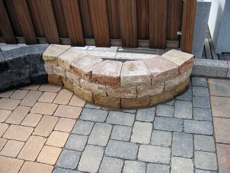 Betonsteinmauer im Garten - U. Bach Gartenbau Landschaftsbau aus Troisdorf