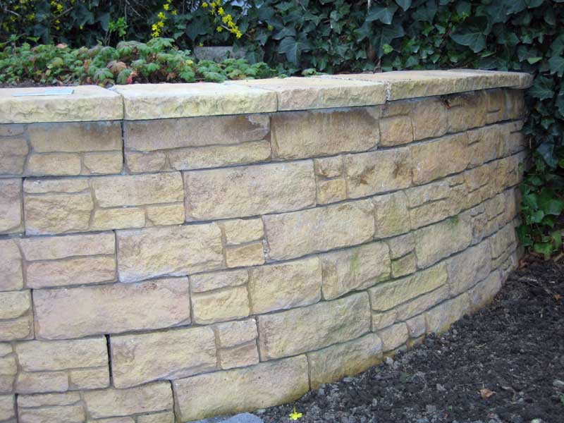 Betonsteinmauer im Garten - U. Bach Gartenbau Landschaftsbau aus Troisdorf
