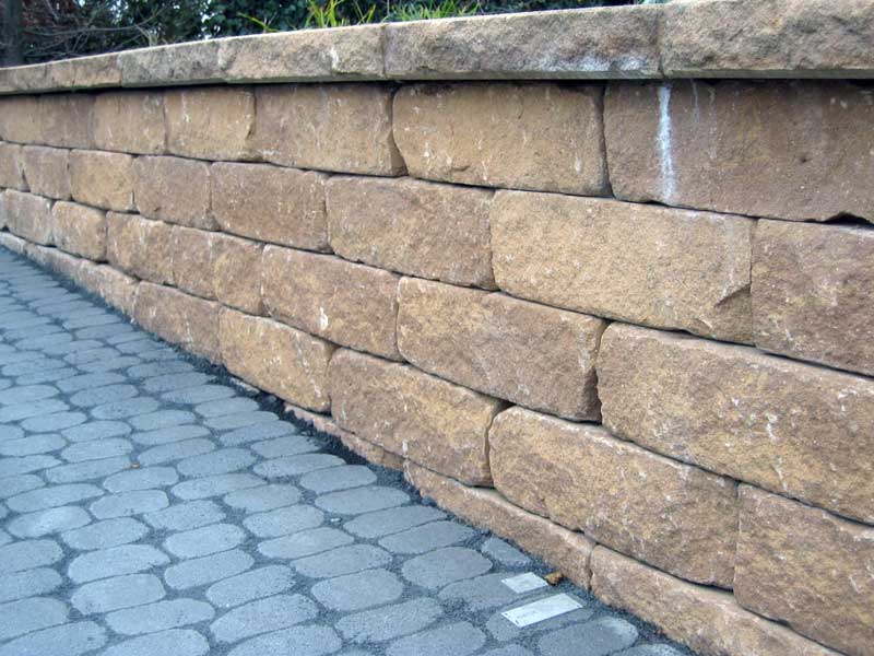 Betonsteinmauer im Garten - U. Bach Gartenbau Landschaftsbau aus Troisdorf