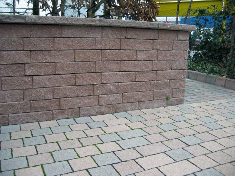 Betonsteinmauer im Garten - U. Bach Gartenbau Landschaftsbau aus Troisdorf