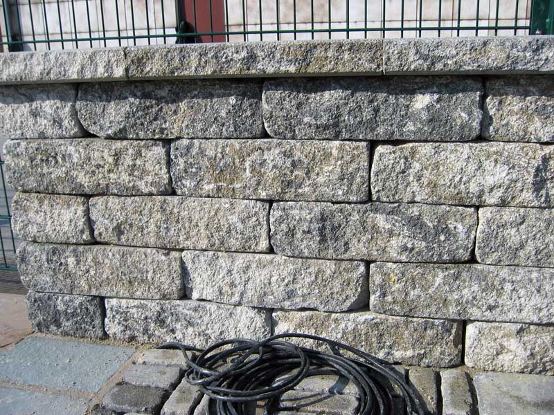 Betonsteinmauer im Garten - U. Bach Gartenbau Landschaftsbau aus Troisdorf